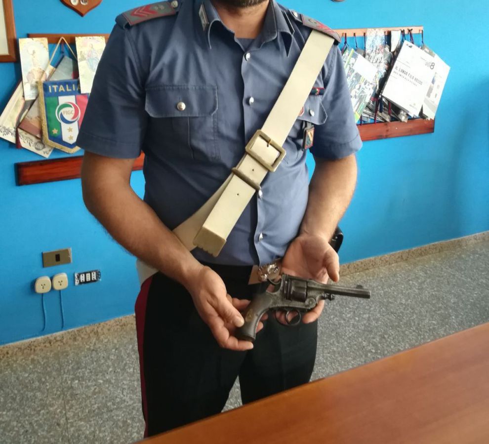 Spaccio di sostanze stupefacenti e detenzione abusiva di armi ... Spaccio di sostanze stupefacenti e detenzione abusiva di armi ...